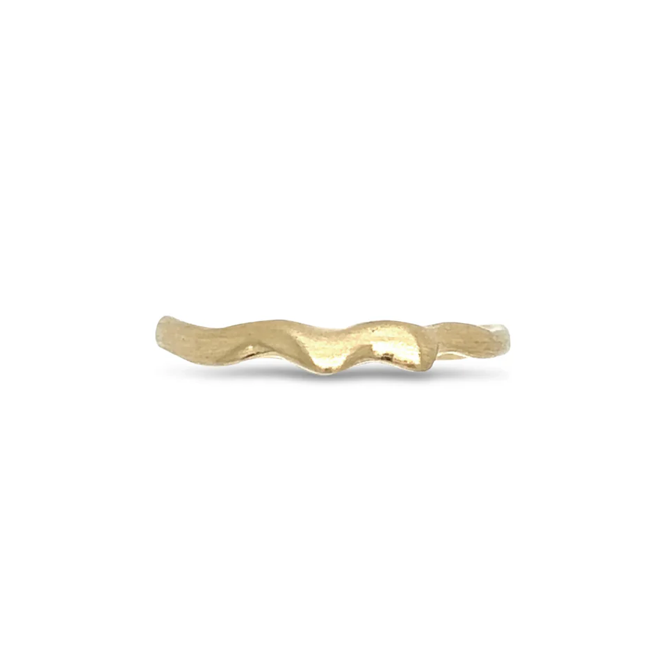 Squiggly band in 14k gold – Emily Amey